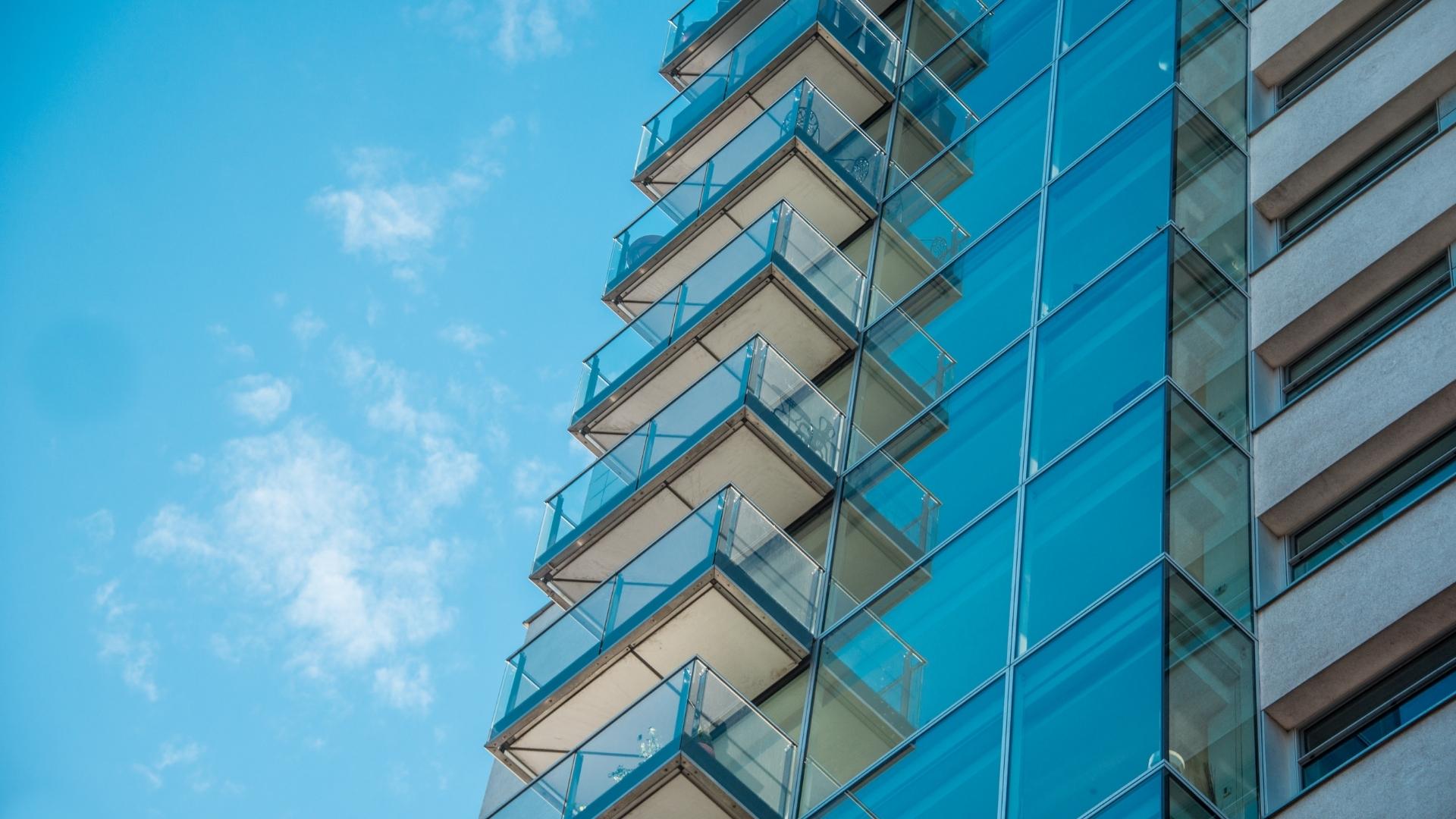 Por que instalar vidro na sua sacada? Benefícios | Sanglass